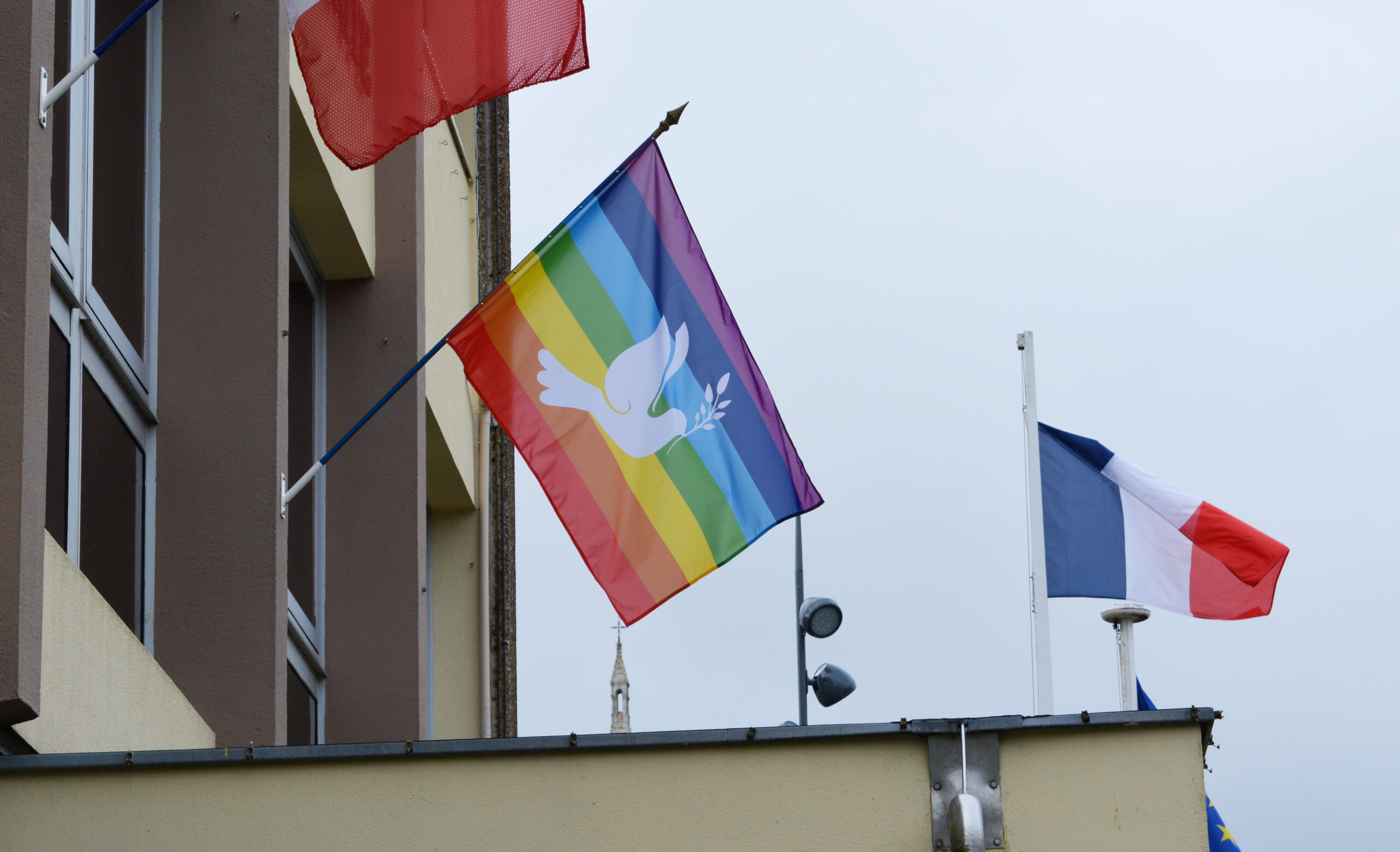 Le drapeau de la paix flotte sur la mairie - Indre44